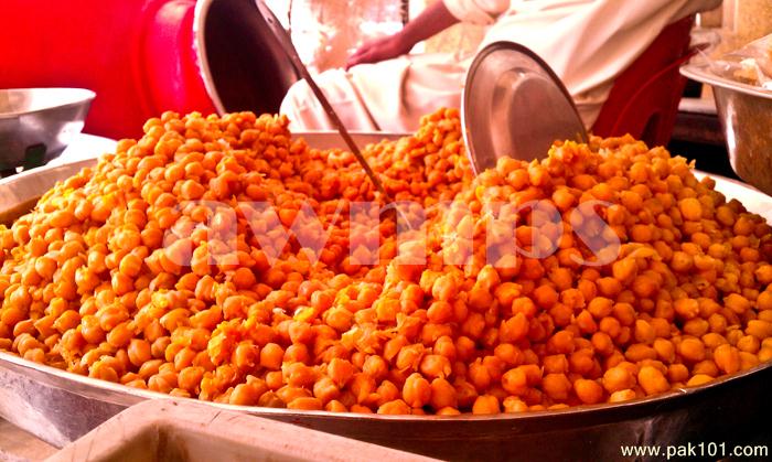 Delhi's Famous Pakistani Dahi Baray and Chola Chart (Matka Dahi Baray ...