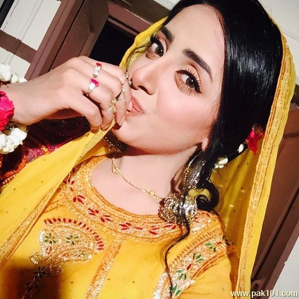 Sanam Chauhdry Latest Photoshoot for Drama in Mayoon Scene ...