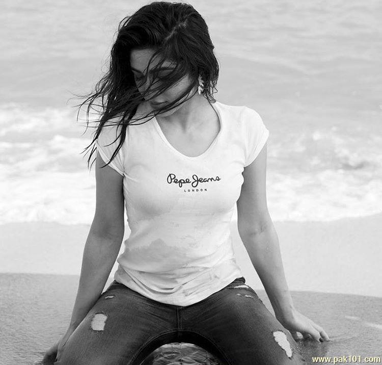 Photoshoot Of Ayesha Omer And Sikander Rizvi Sizzle on Pepe Jeans ...