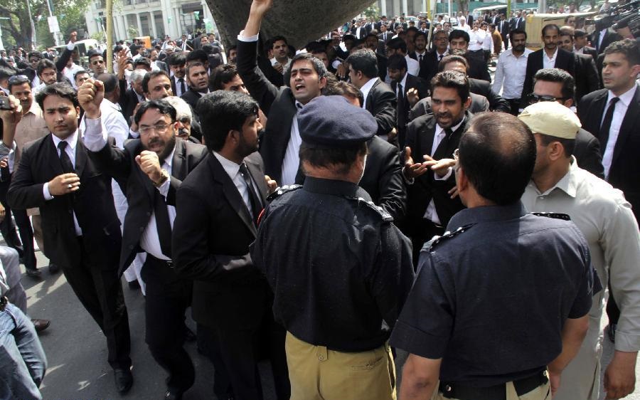 Lawyers Vs Police Vs Media – What a Mess : Pak101.com